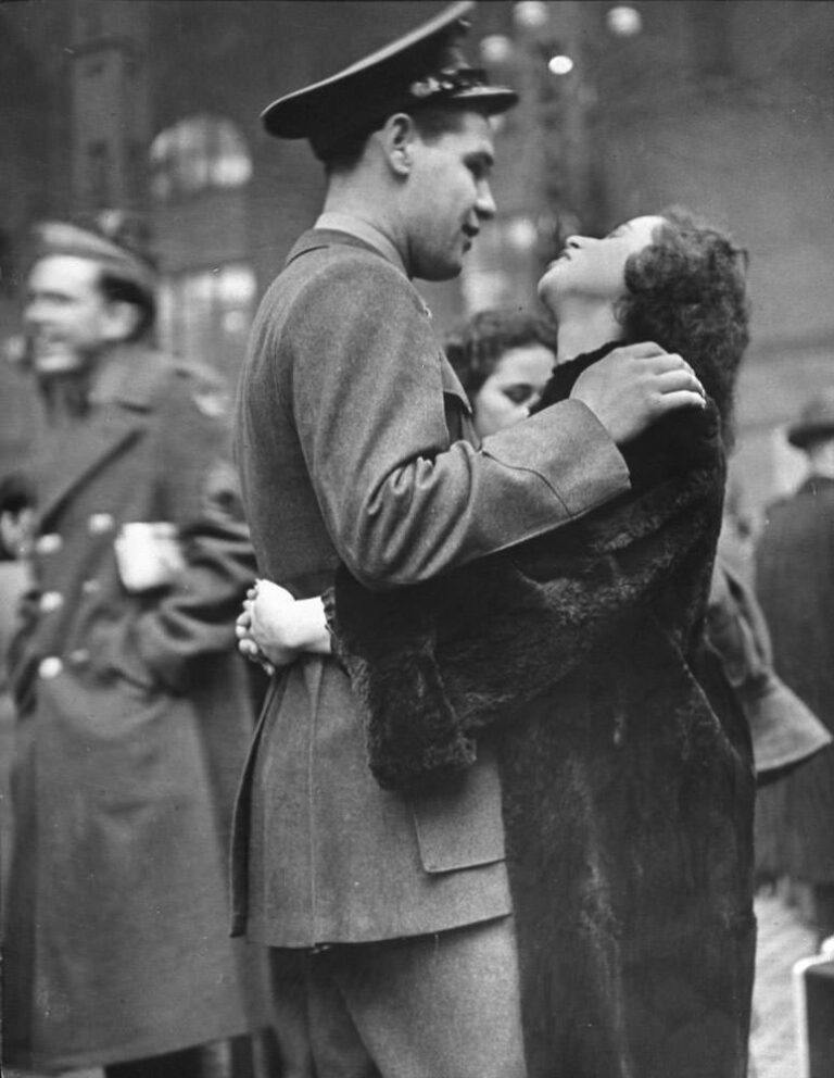 Departing Troops Saying Goodbye to their Loved Ones at New York City's ...
