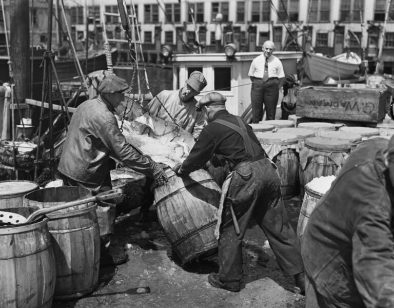 Stunning Historical Photos of Fulton Fish Market from the 1900s to 1960s