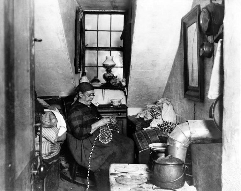 Terrible Living Conditions inside the Squalid New York City's Tenements ...