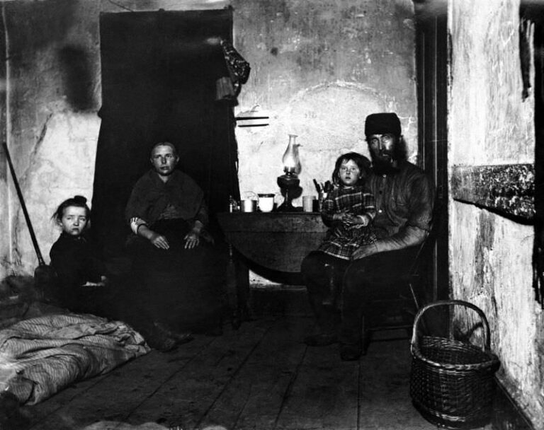 Terrible Living Conditions inside the Squalid New York City's Tenements ...