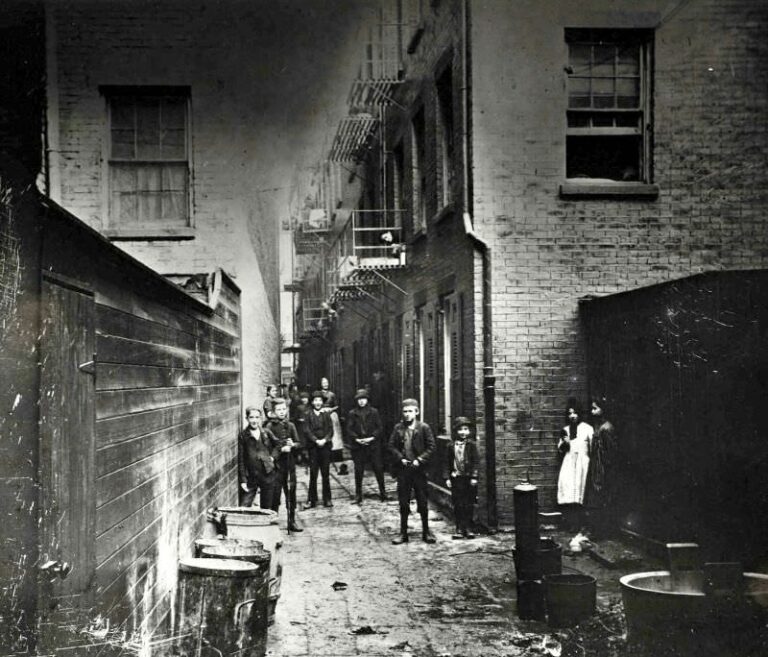 Terrible Living Conditions inside the Squalid New York City's Tenements ...