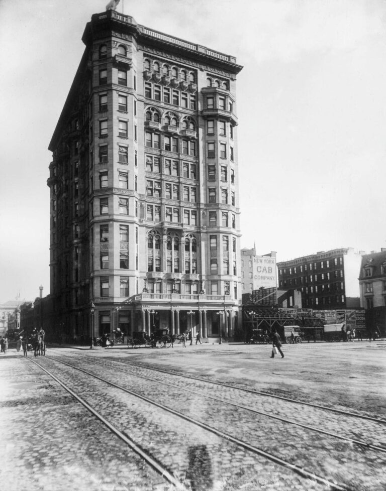 A Photographic Journey of Fifth Avenue and its Iconic Moments in the 1890s