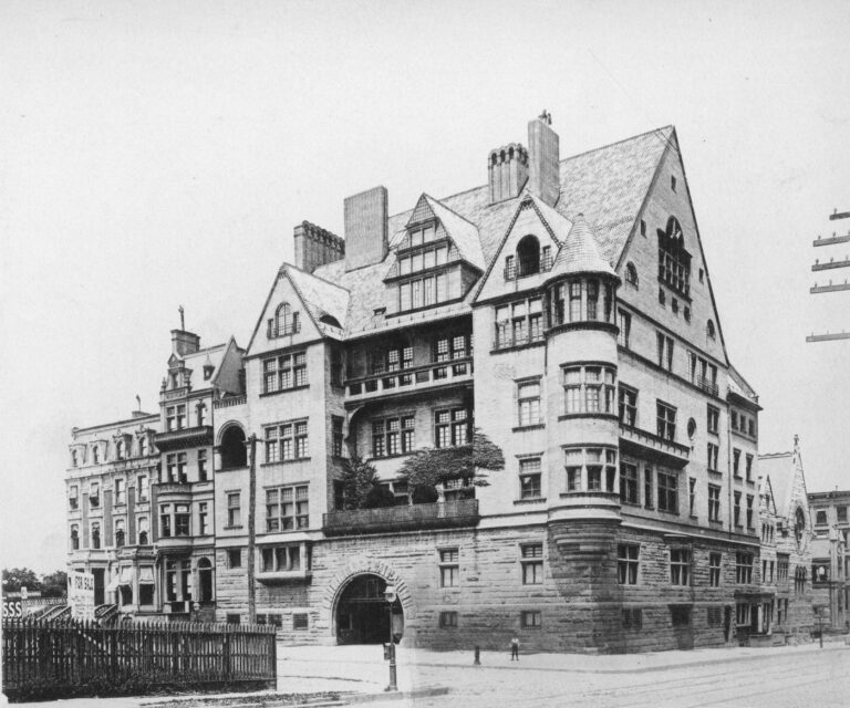 Manhattan's Dawn of a New Century: A Photo Journey Through the 1900s