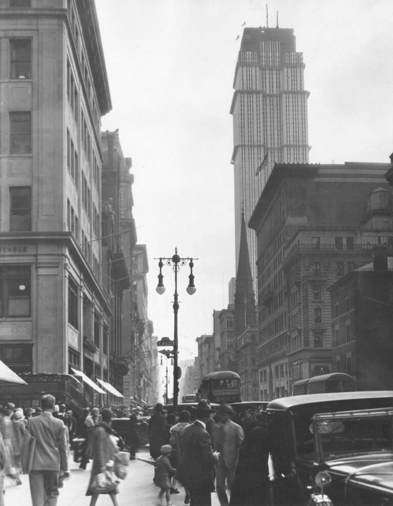 Manhattan in the Roaring Twenties: Vibrant Streets, Towering Landmarks ...