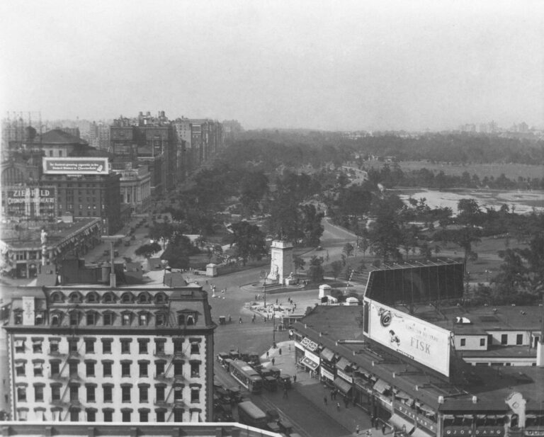 Manhattan in the Roaring Twenties: Vibrant Streets, Towering Landmarks ...