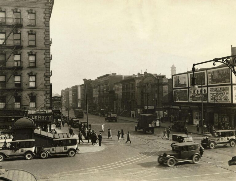 Manhattan in the Roaring Twenties: Vibrant Streets, Towering Landmarks ...