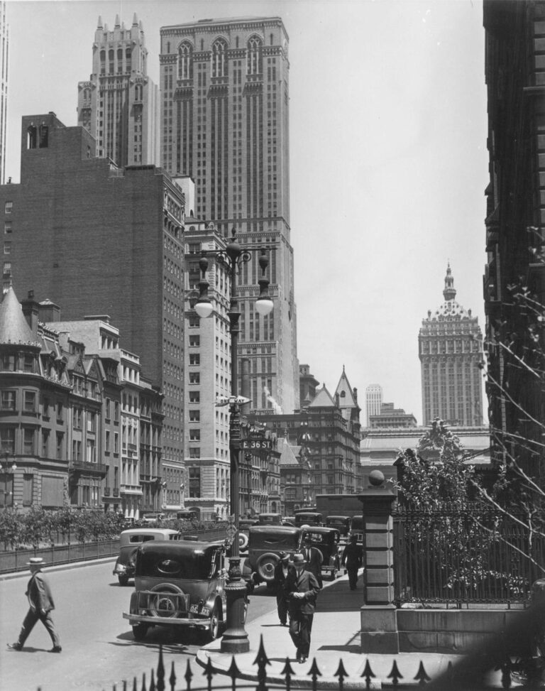 Manhattan in the Roaring Twenties: Vibrant Streets, Towering Landmarks ...
