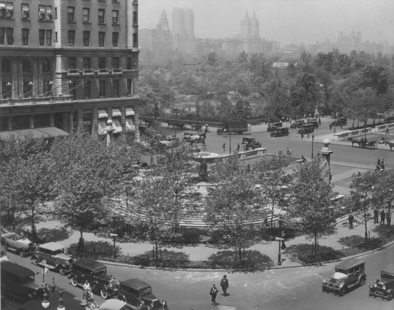 Manhattan in the Roaring Twenties: Vibrant Streets, Towering Landmarks ...