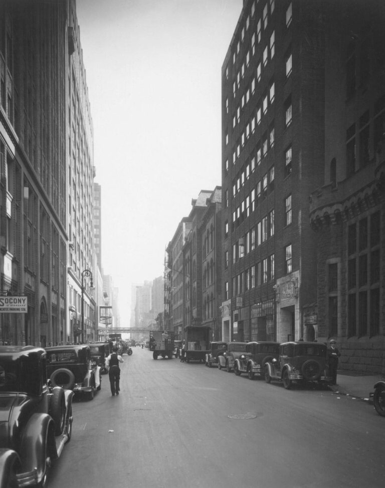 Manhattan in the Roaring Twenties: Vibrant Streets, Towering Landmarks ...
