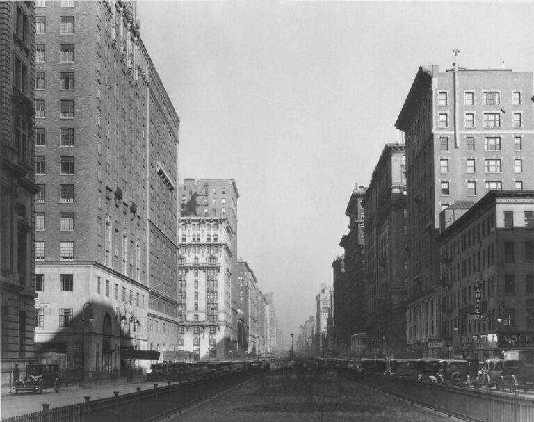 Manhattan in the Roaring Twenties: Vibrant Streets, Towering Landmarks ...
