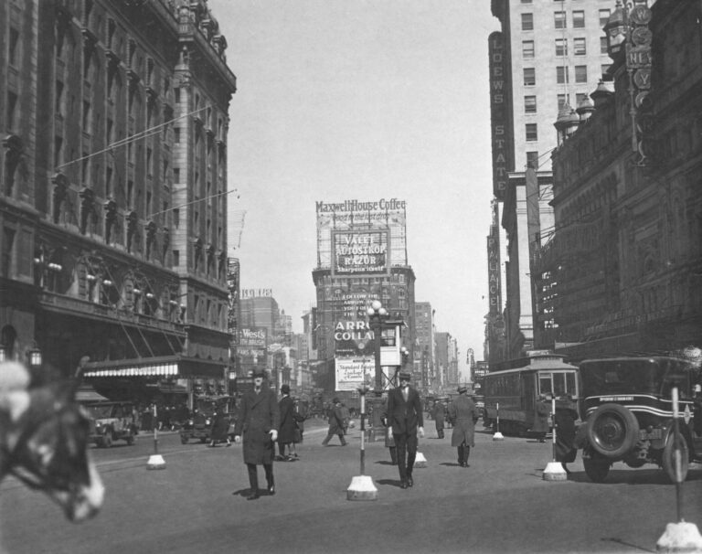 Manhattan in the Roaring Twenties: Vibrant Streets, Towering Landmarks ...