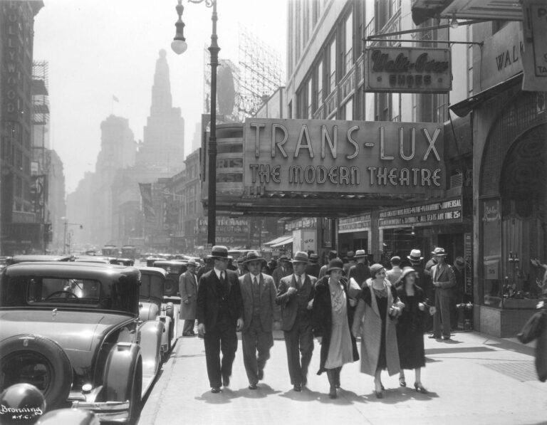 Manhattan in the Roaring Twenties: Vibrant Streets, Towering Landmarks ...