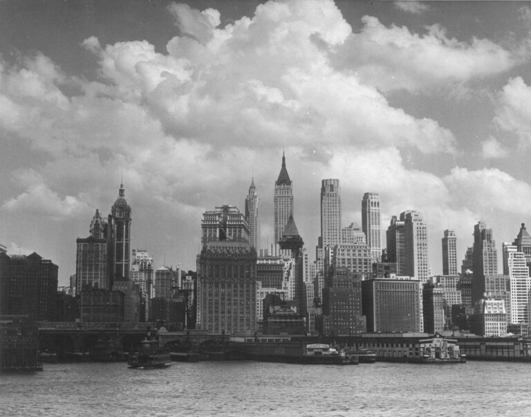 Manhattan in the Roaring Twenties: Vibrant Streets, Towering Landmarks ...