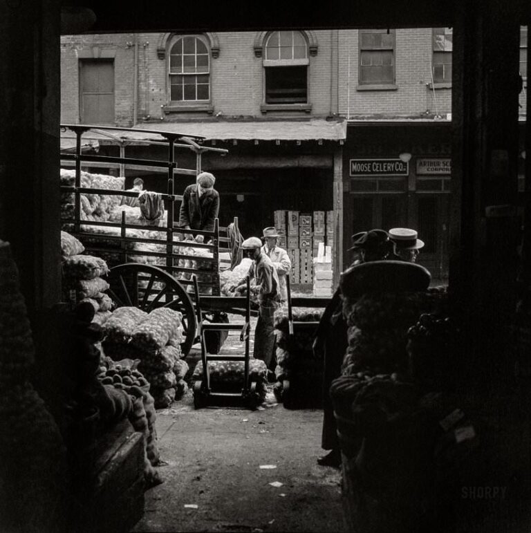 A Photographic Tour of Manhattan in the 1930s, Showcasing Street Scenes ...