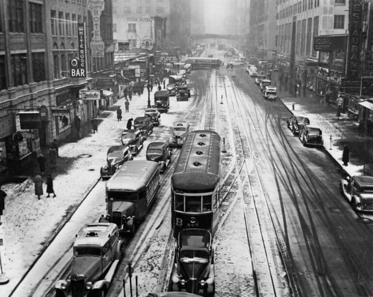 A Photographic Tour of Manhattan in the 1930s, Showcasing Street Scenes ...