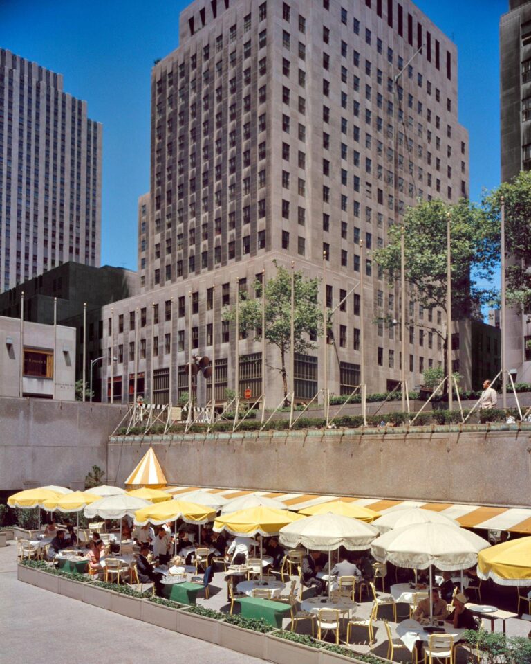 Step Back into 1950s Manhattan with Stunning Colored Photos