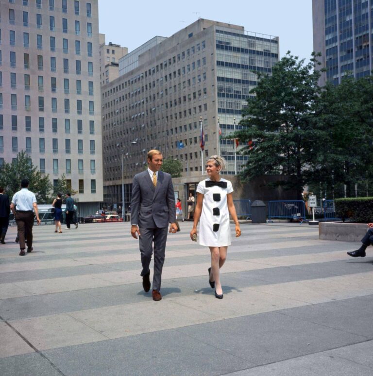 A Vivid Tour of Manhattan's 1960s Through Stunning Colored Photographs
