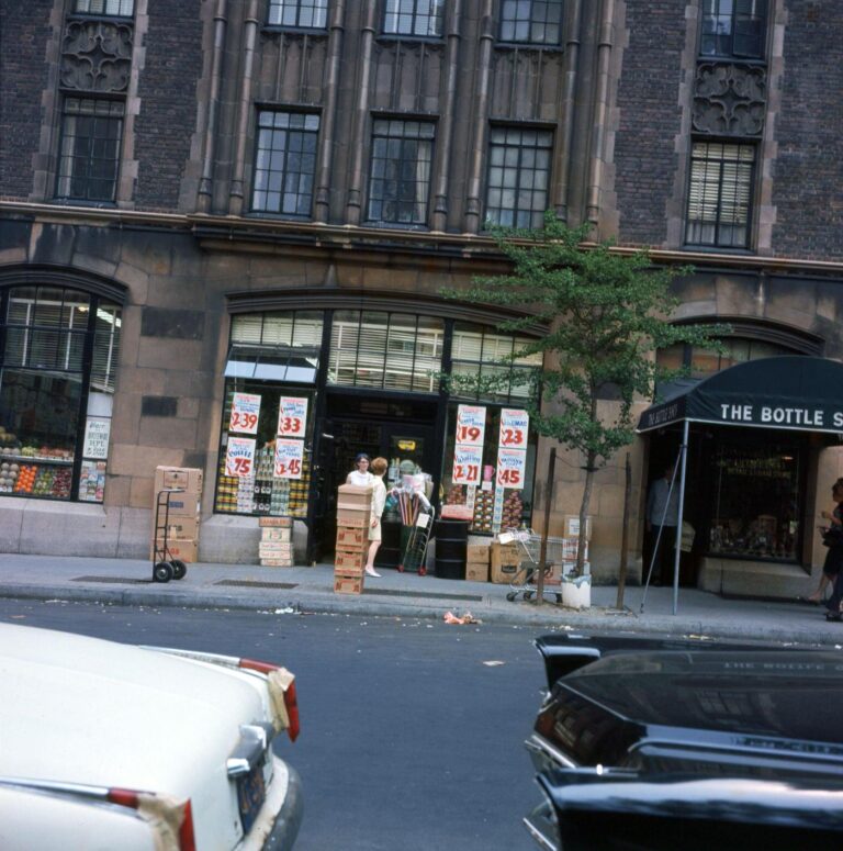 A Vivid Tour of Manhattan's 1960s Through Stunning Colored Photographs