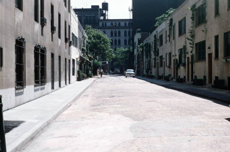 A Vivid Tour of Manhattan's 1960s Through Stunning Colored Photographs