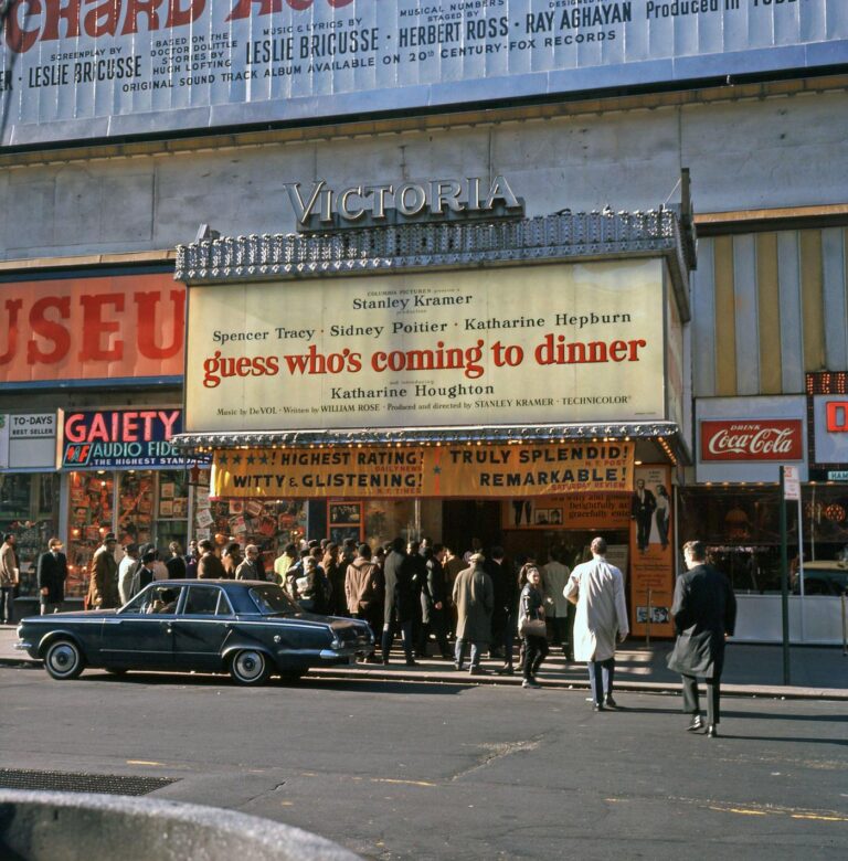 A Vivid Tour of Manhattan's 1960s Through Stunning Colored Photographs