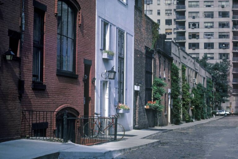 Manhattan's Mesmerizing '80s: Neon Nights, Street Art Days – A Colorful ...