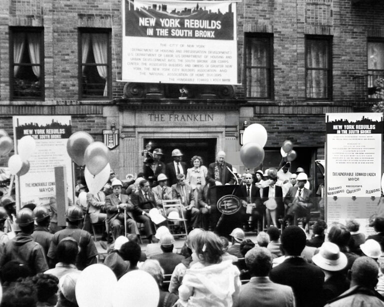 The Bronx in the 1980s: Fascinating Photos of Street Scenes and ...