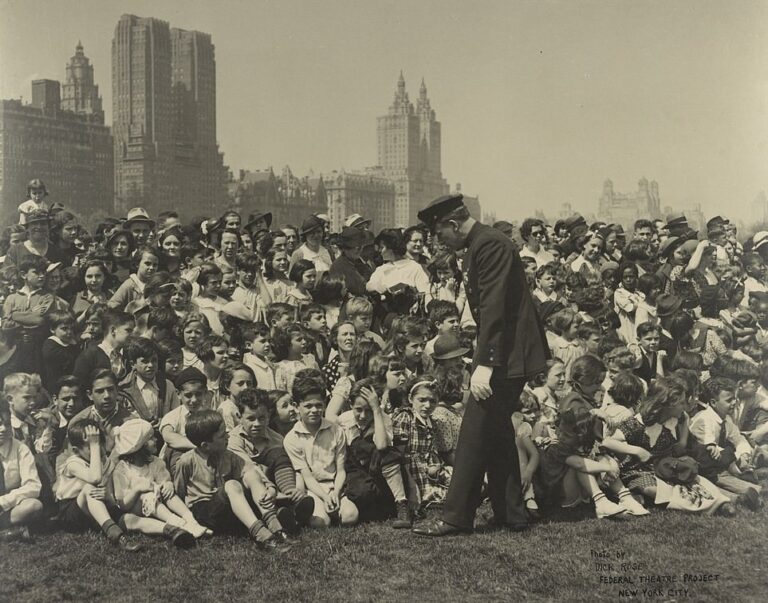 53 Vintage Photos Show Crowds on New York Streets from the 1900s
