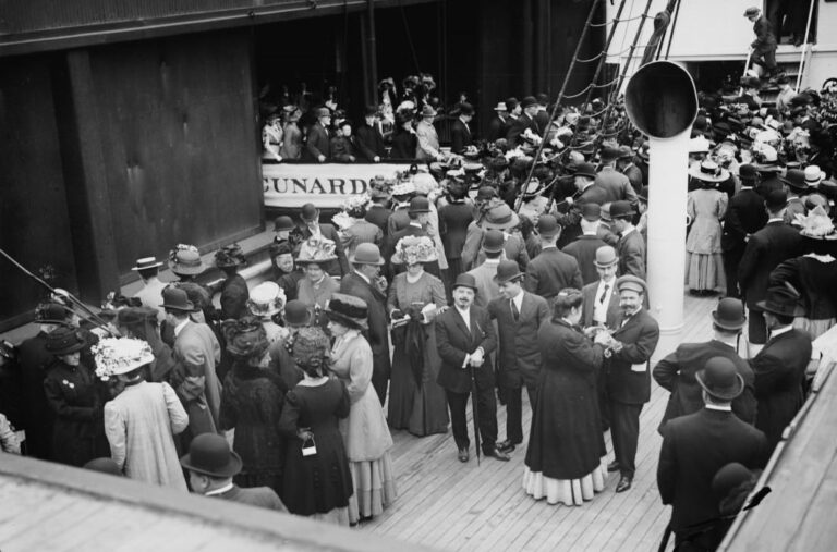 53 Vintage Photos Show Crowds on New York Streets from the 1900s