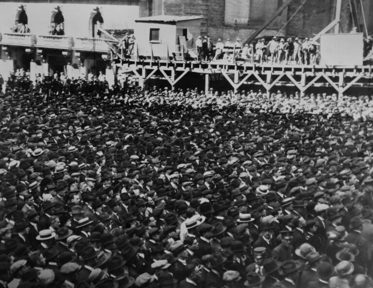 53 Vintage Photos Show Crowds on New York Streets from the 1900s