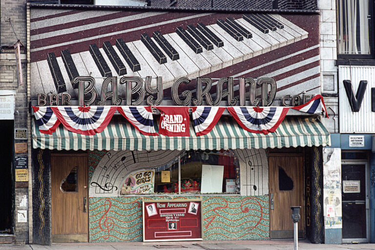 43 Fascinating Vintage Photos of Harlem from the 1970s
