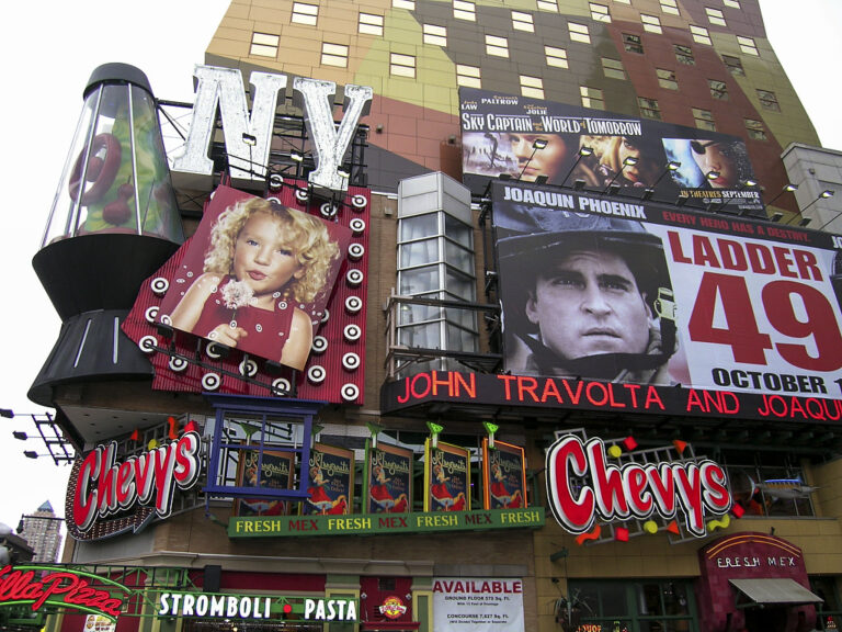 80 Stunning Nostalgic Photos of Manhattan from the 2000s