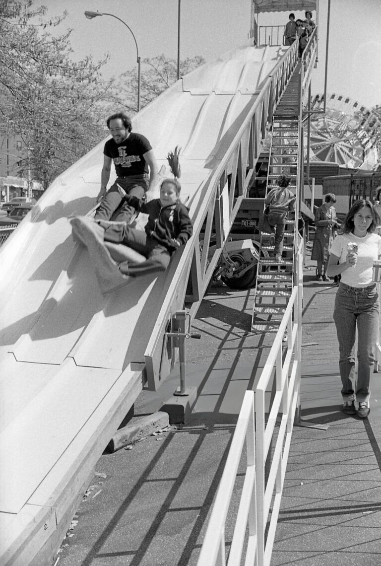 35 Spectacular Vintage Photos of Rego Park from the 1970s