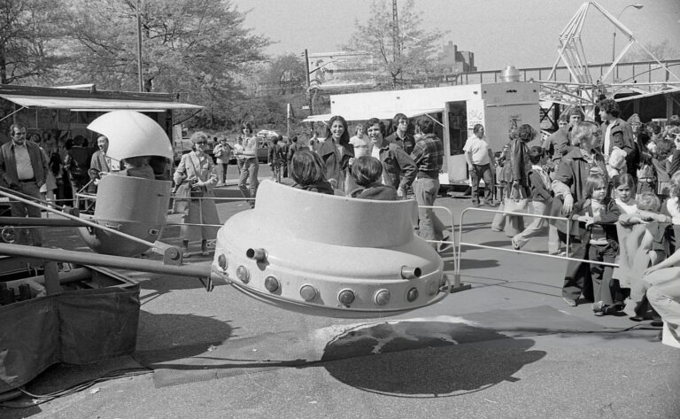 35 Spectacular Vintage Photos of Rego Park from the 1970s