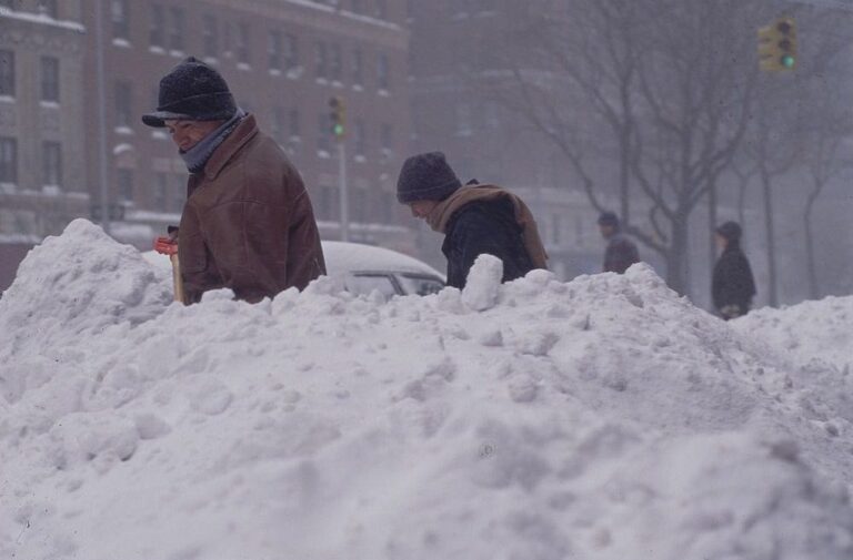 A Look Back at the Historic Blizzard of 1996 That Paralyzed New York ...