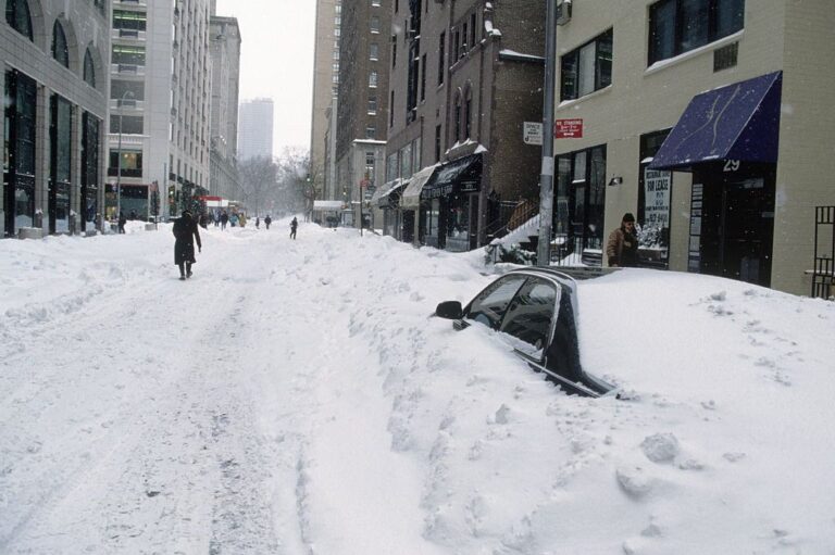 A Look Back at the Historic Blizzard of 1996 That Paralyzed New York City: A Photographic Journey
