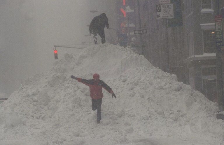 A Look Back at the Historic Blizzard of 1996 That Paralyzed New York ...