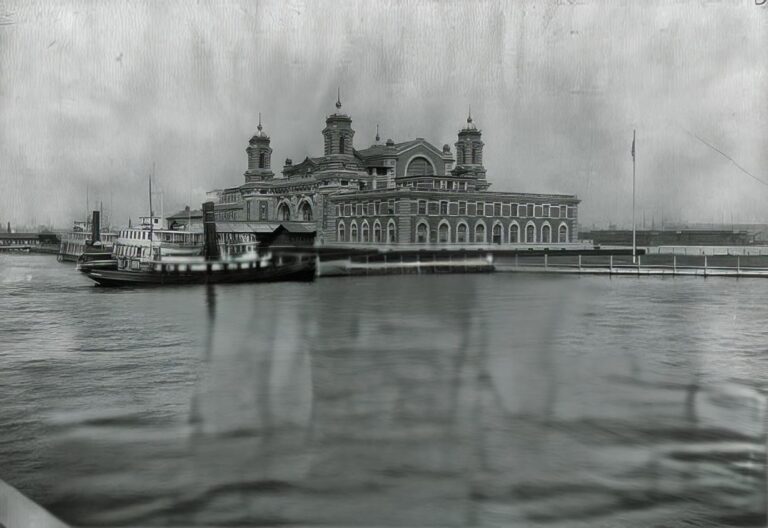 Rare Historical Photos of Ellis Island Immigration in the Early 1900s