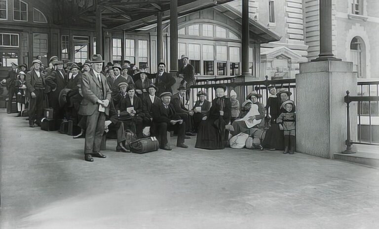 Rare Historical Photos of Ellis Island Immigration in the Early 1900s