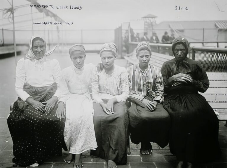 Rare Historical Photos of Ellis Island Immigration in the Early 1900s