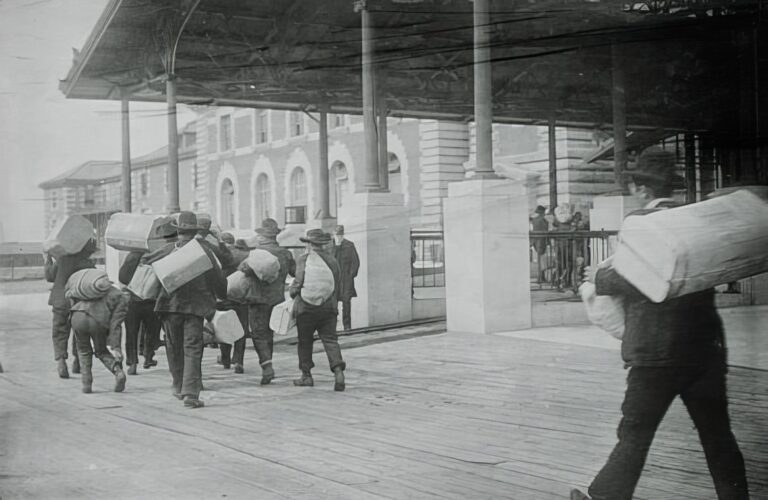 Rare Historical Photos of Ellis Island Immigration in the Early 1900s