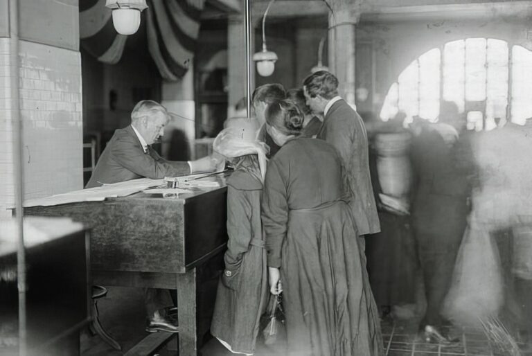 Rare Historical Photos of Ellis Island Immigration in the Early 1900s