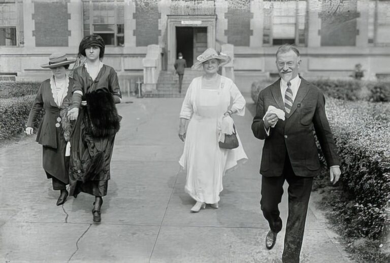 Rare Historical Photos of Ellis Island Immigration in the Early 1900s