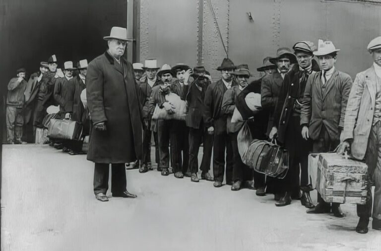 Rare Historical Photos of Ellis Island Immigration in the Early 1900s