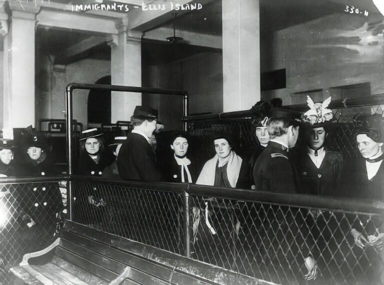 Rare Historical Photos of Ellis Island Immigration in the Early 1900s