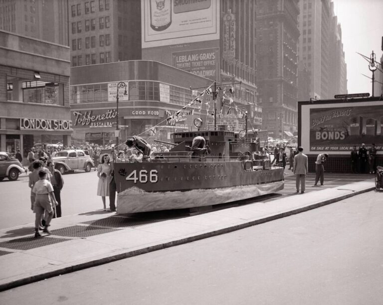 What Time Square looked like in the 1940s through these Fascinating ...