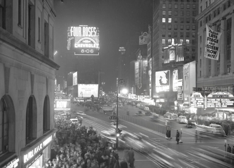 What Time Square looked like in the 1940s through these Fascinating ...