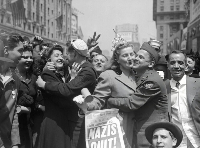 VE Day Celebrations: Historical Photos of New Yorkers at the End of ...