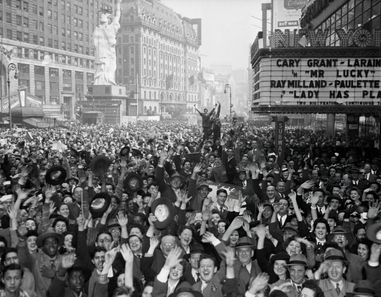 VE Day Celebrations: Historical Photos of New Yorkers at the End of ...