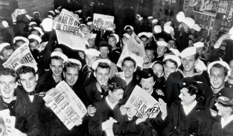 VE Day Celebrations: Historical Photos of New Yorkers at the End of ...