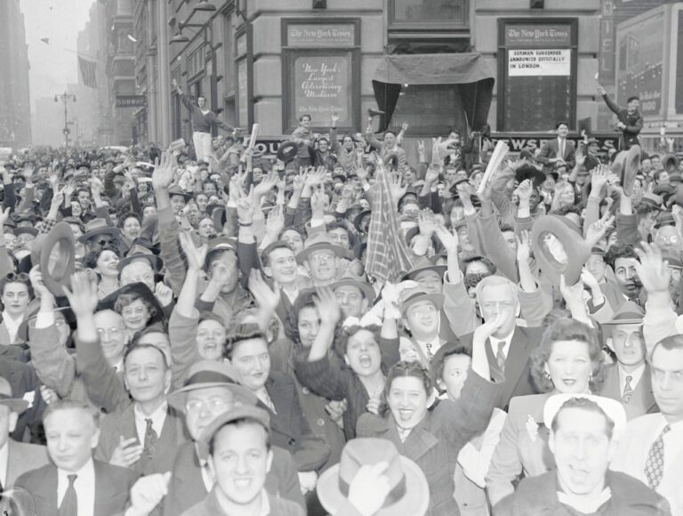 VE Day Celebrations: Historical Photos of New Yorkers at the End of ...